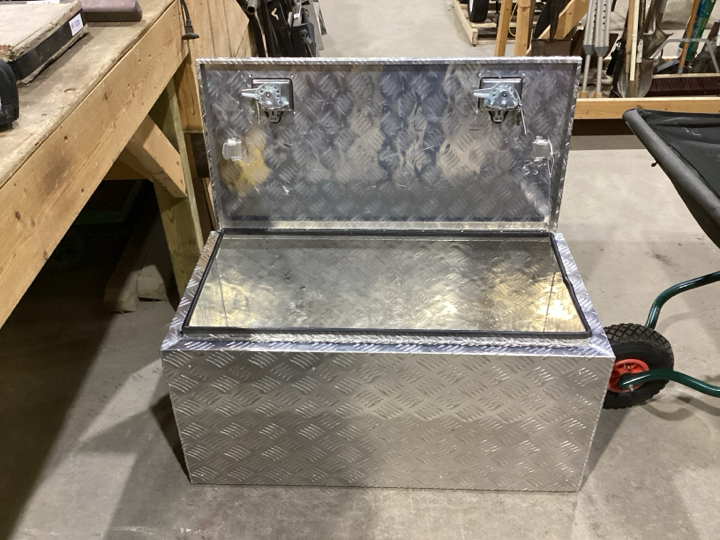 ALUMINUM UNDERMOUNT TRUCK BOX WITH KEYS