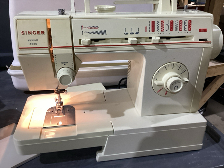 SINGER SEWING MACHINE & TOOL BOX OF SEWING NOTIONS