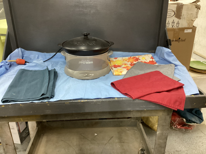 VERSAWARE CROCK-POT, TABLE RUNNERS, PLACEMATS