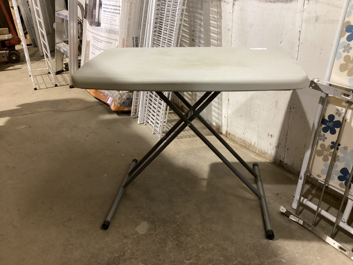 SMALL PLASTIC FOLDING UTILITY TABLE