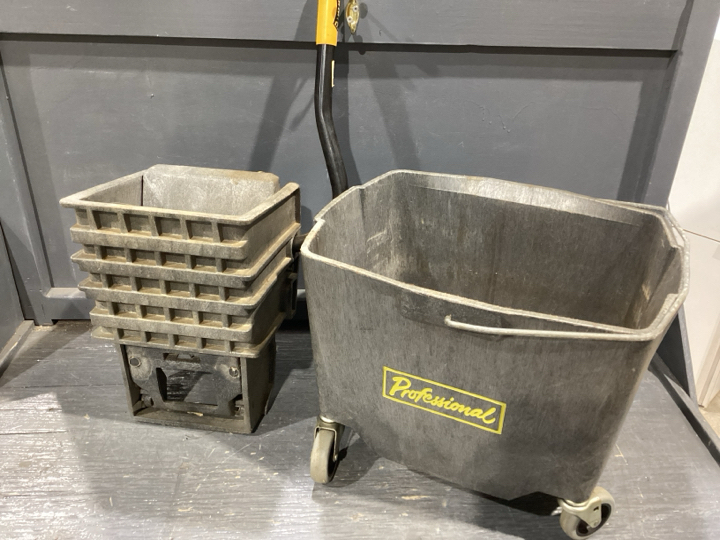 WHITE PROFESSIONAL MOB BUCKET W/WRINGER