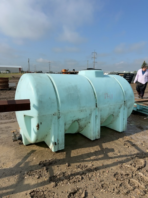 Polly tank with valve and lid