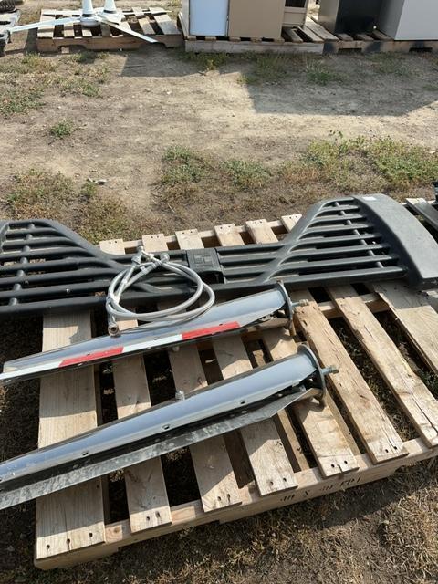 Pallet with airflow tailgate, and transport mudflap holders