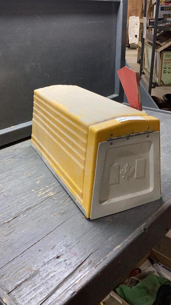 PLASTIC MAIL BOX WITH FLAG