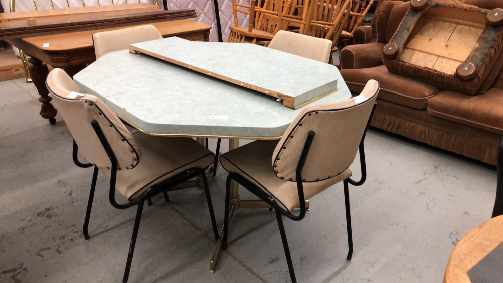 RETRO OCTAGON TABLE WITH 4 CHAIRS