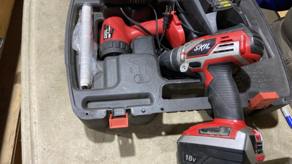 SKIL 18V DRILL and 12V FLASHLIGHT