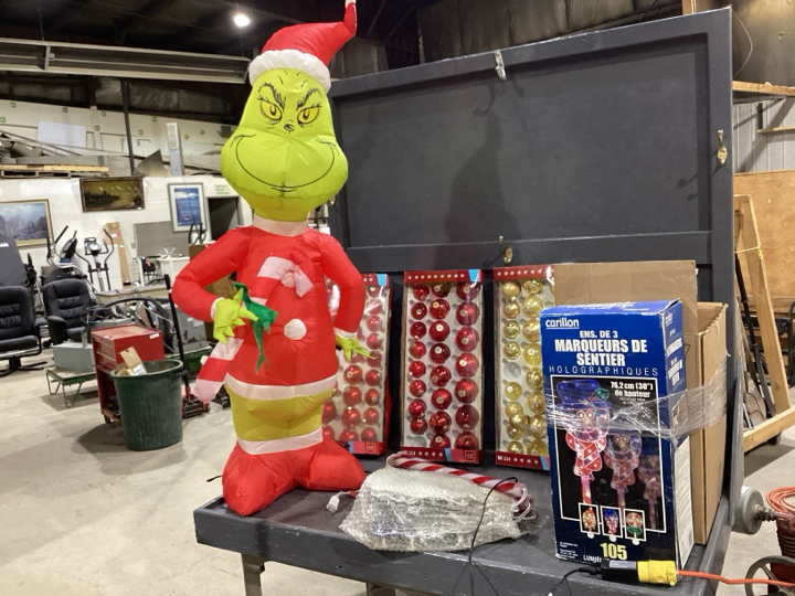 PATHWAY LIGHT UP MARKERS, ORNAMENTS, INFLATABLE GRINCH