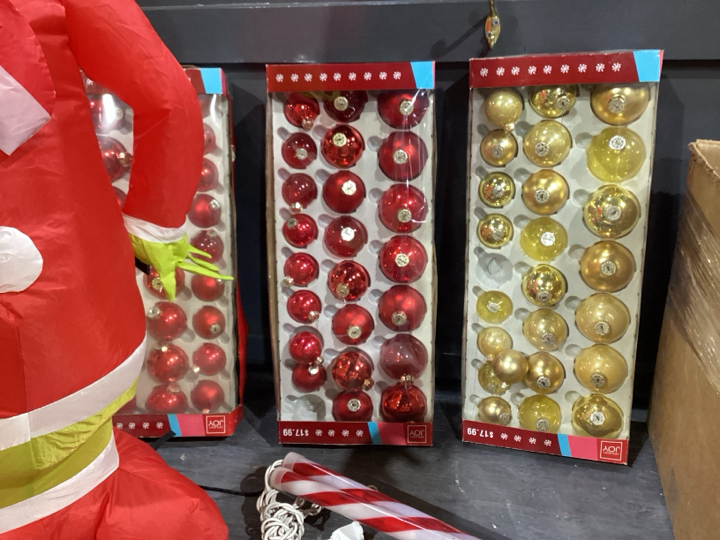 PATHWAY LIGHT UP MARKERS, ORNAMENTS, INFLATABLE GRINCH